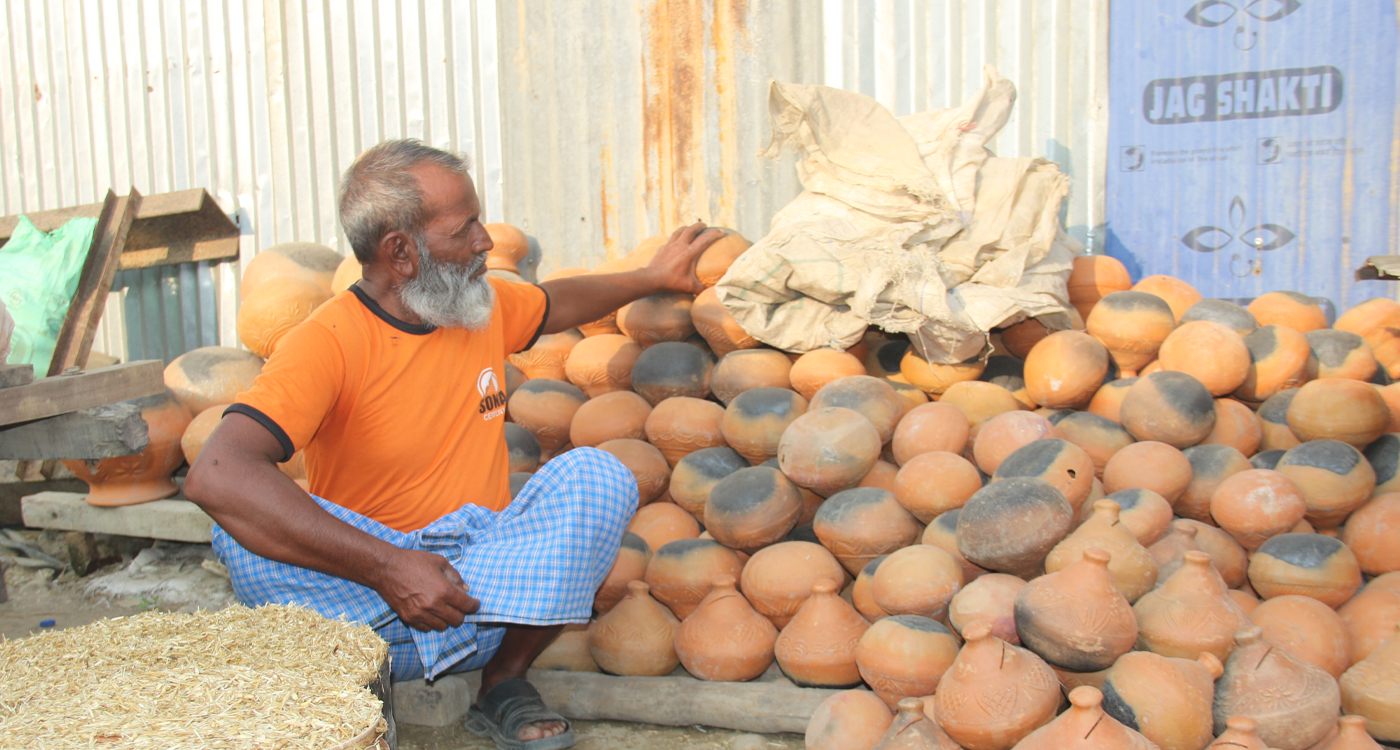 माटोका भाँडा बेचेर कमाएको पैसाले परिवार धान्दै आएका अमिन - ktmvoice